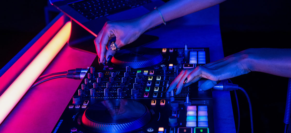 DJ de cuatro decks: guía para principiantes – Native Instruments Blog