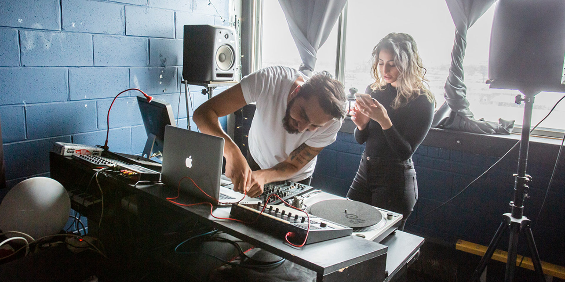Live electronic act UNDERHER on sparking ideas with MASCHINE | Native ...