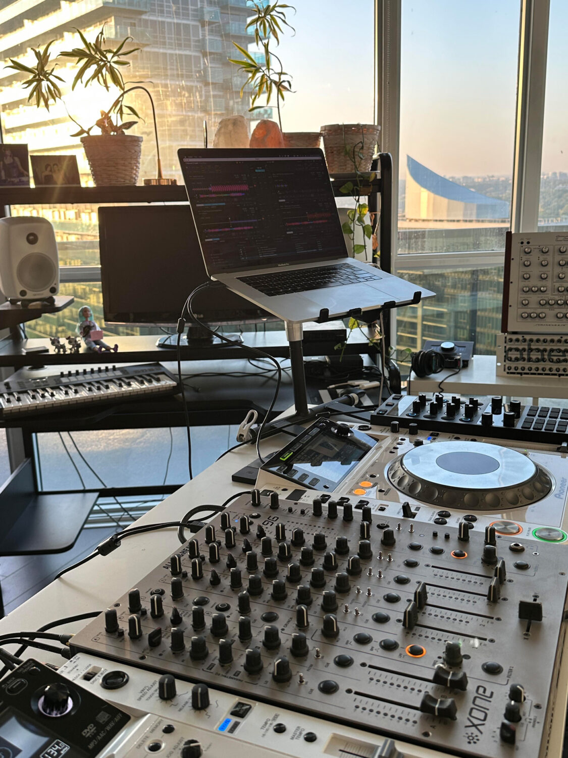 Elevate your DJ game: How to incorporate the X1 MK3 controller into ...