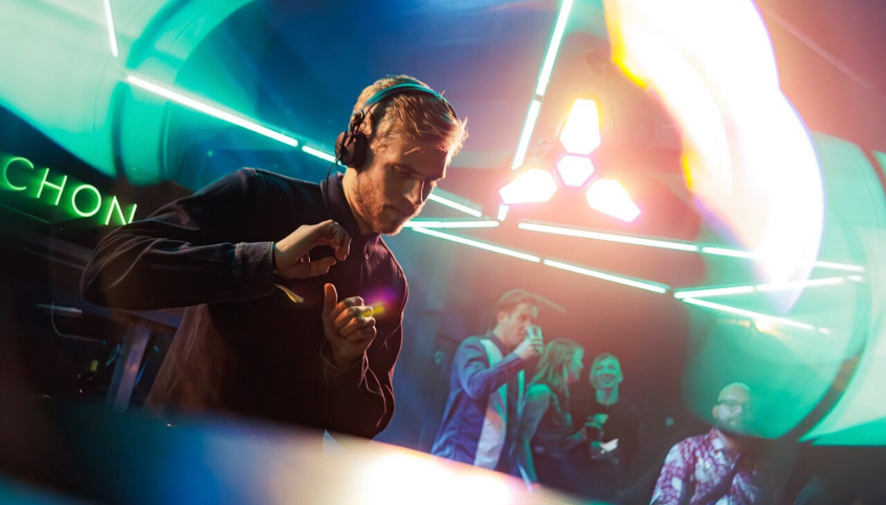 What is a glue compressor plugin? How to use it to create a cohesive ...